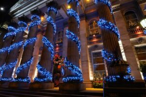 How to Wrap Columns With Christmas Lights? - Homewares Insider